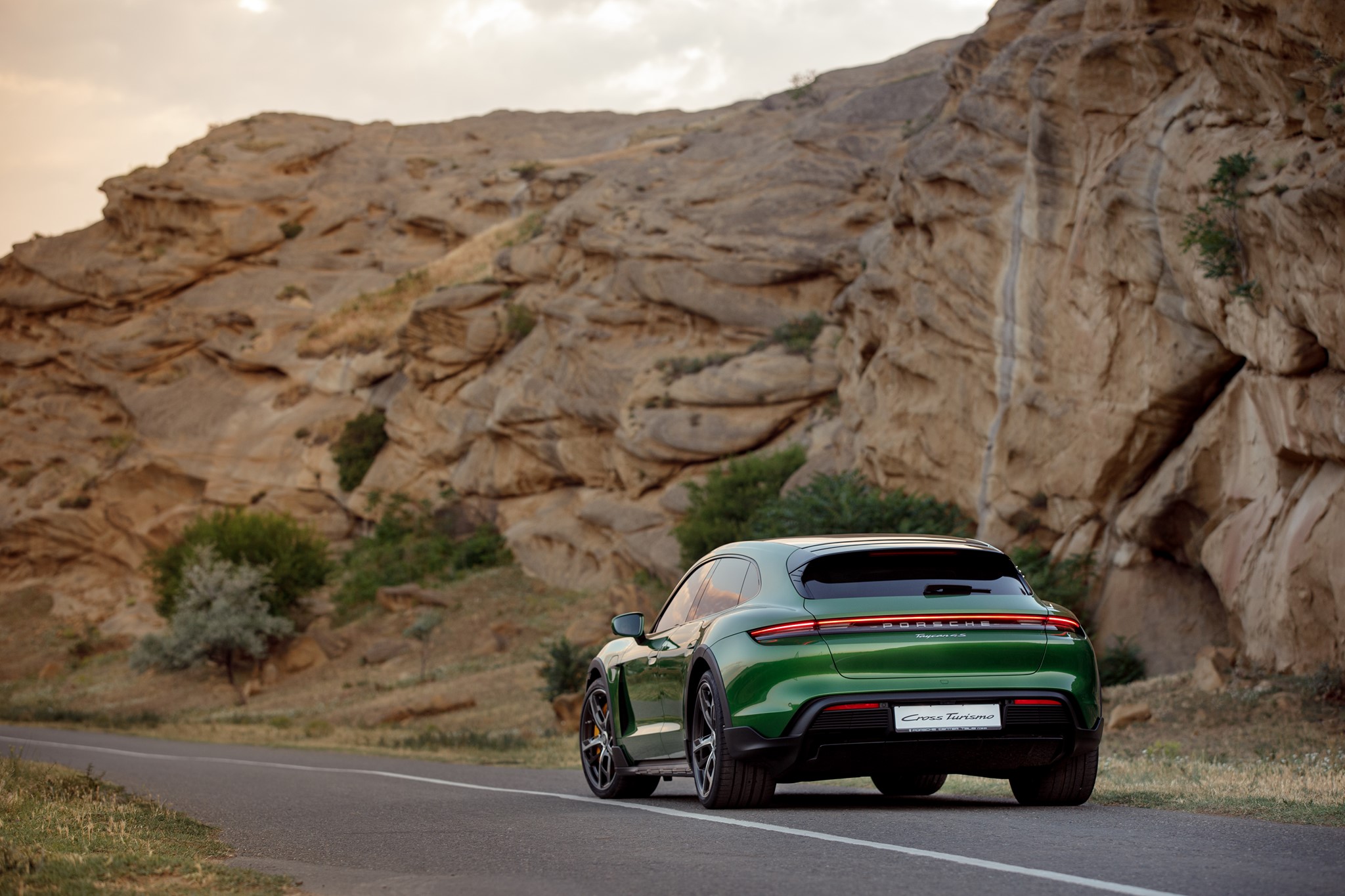 პორშეს ახალი, უნიკალური ელექტრომობილი Taycan Cross Turismo ...