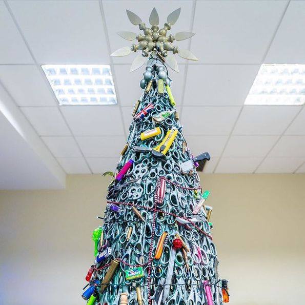 როგორ გამოიყურება ნაძვის ხე, რომელიც ვილნიუსის აეროპორტში ჩამორთმეული ...